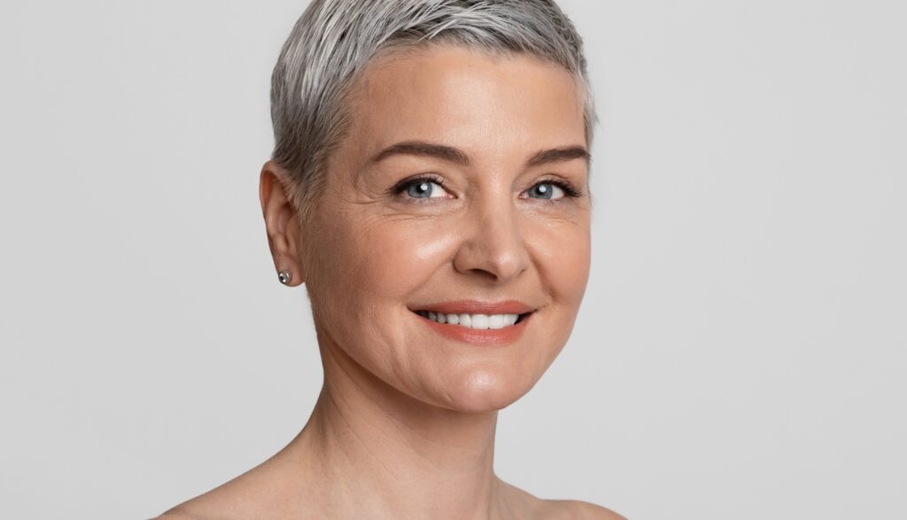 Injections d'acide hyaluronique des sillons nasogéniens | Paris | Dr Louafi